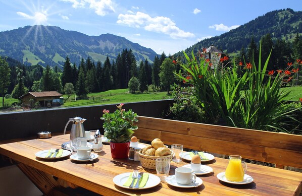 Pequenos-almoços servidos, cozinha regional, com vista para o jardim 
