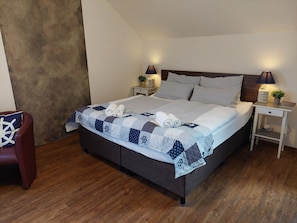 Quarto casal básico | Roupas de cama premium, cortinas blackout, Wi-Fi de cortesia