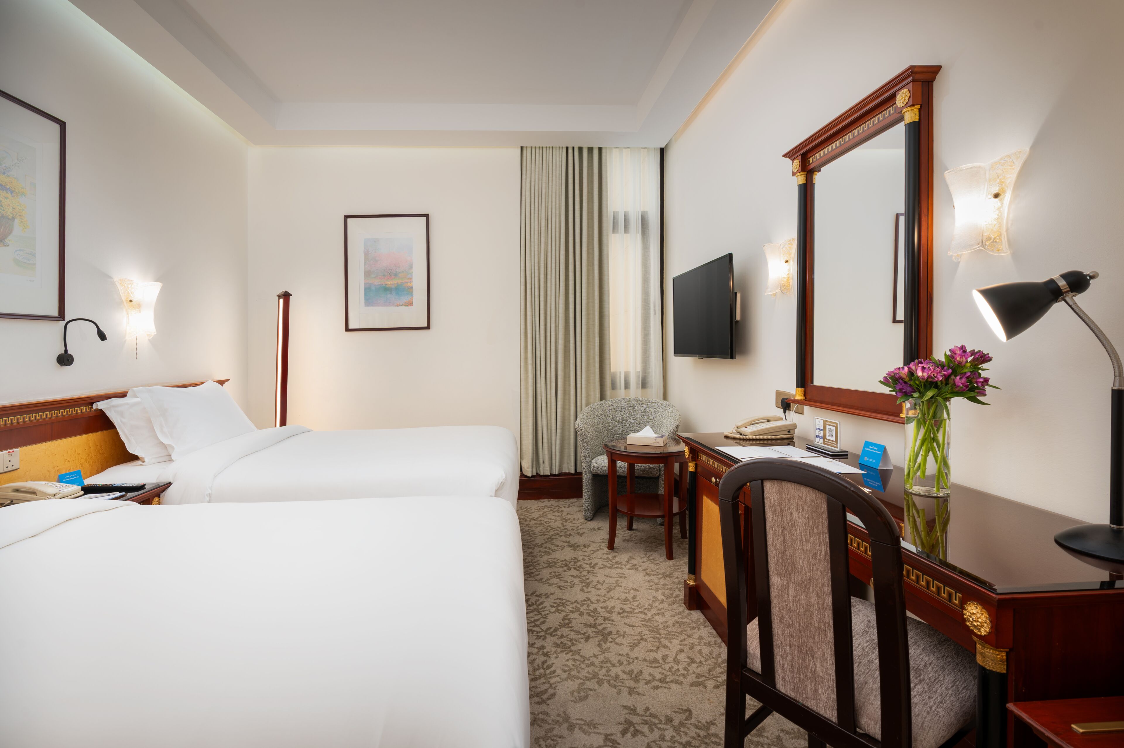 1 quarto, cofre no quarto, secretária, ferro/tábua de engomar 