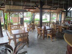 Serviço de café da manhã, culinária tailandesa, restaurante ao ar livre