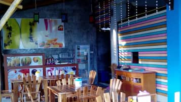 Pequenos-almoços servidos, com espaço para refeições ao ar livre