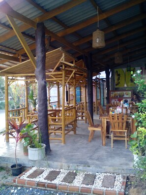 Pequenos-almoços servidos, com espaço para refeições ao ar livre 