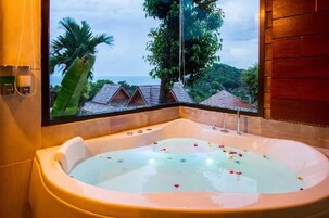 Two Bedrooms Villas Sea View | Casa de banho | Um polibã, um chuveiro fixo, artigos de higiene pessoal grátis 