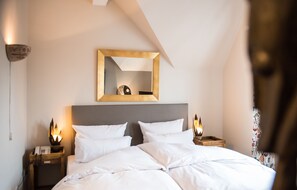 Quarto casal standard | Roupas de cama antialérgicas, edredons de pluma, frigobar