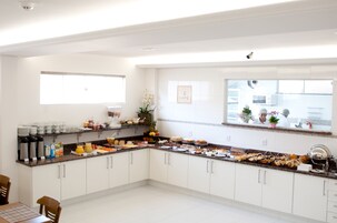 Café da manhã com buffet grátis todos os dias