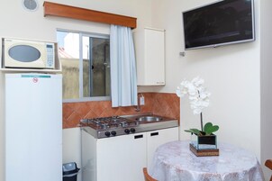 Geladeira, micro-ondas, cooktop, talheres/pratos/utensílios de cozinha