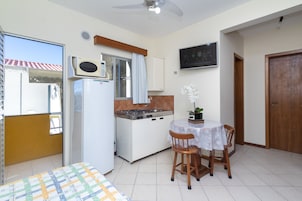 Quarto quádruplo | Cozinha privada | Geladeira, micro-ondas, cooktop, talheres/pratos/utensílios de cozinha