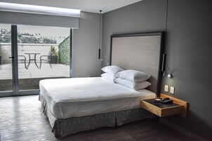 Suite, 1 cama king-size, não fumadores, terraço | Edredões de penas, camas de colchão viscoelástico, cofre no quarto 