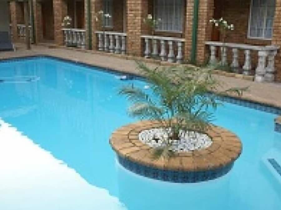 Piscina exterior, espreguiçadeiras