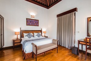 Vila, 1 quarto, piscina particular (Free Shuttle to Seminyak Village) | 1 quarto, frigobar, cofres nos quartos, escrivaninha