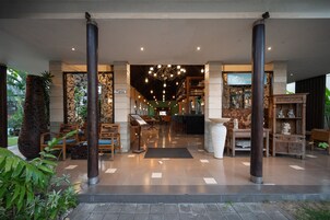 Pequenos-almoços, almoços, jantares servidos, com vista para a piscina 