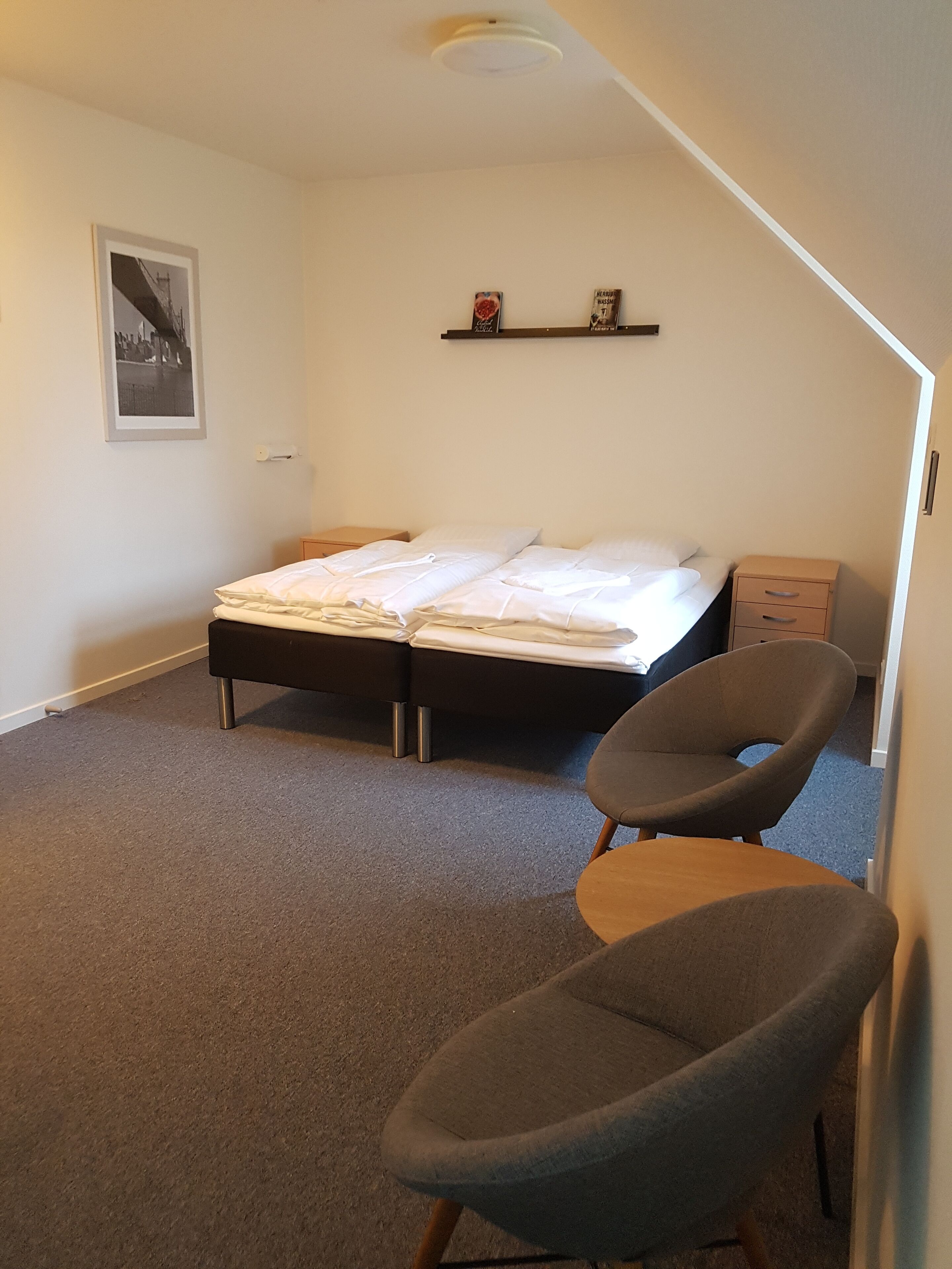 Quarto triplo básico | Escrivaninha, espaço de trabalho para notebook