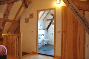 Suite Comfort, 2 quartos | Casa de banho | Um polibã, um secador de cabelo, sabão, champô 