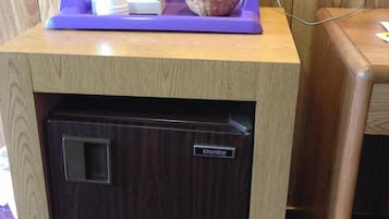 Um frigorífico, um micro-ondas (a pedido), uma cafeteira/bule