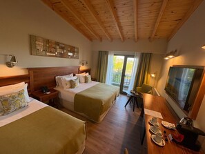 Quarto Triplo Deluxe | Minibar, cofre no quarto, secretária, Wi-fi grátis 