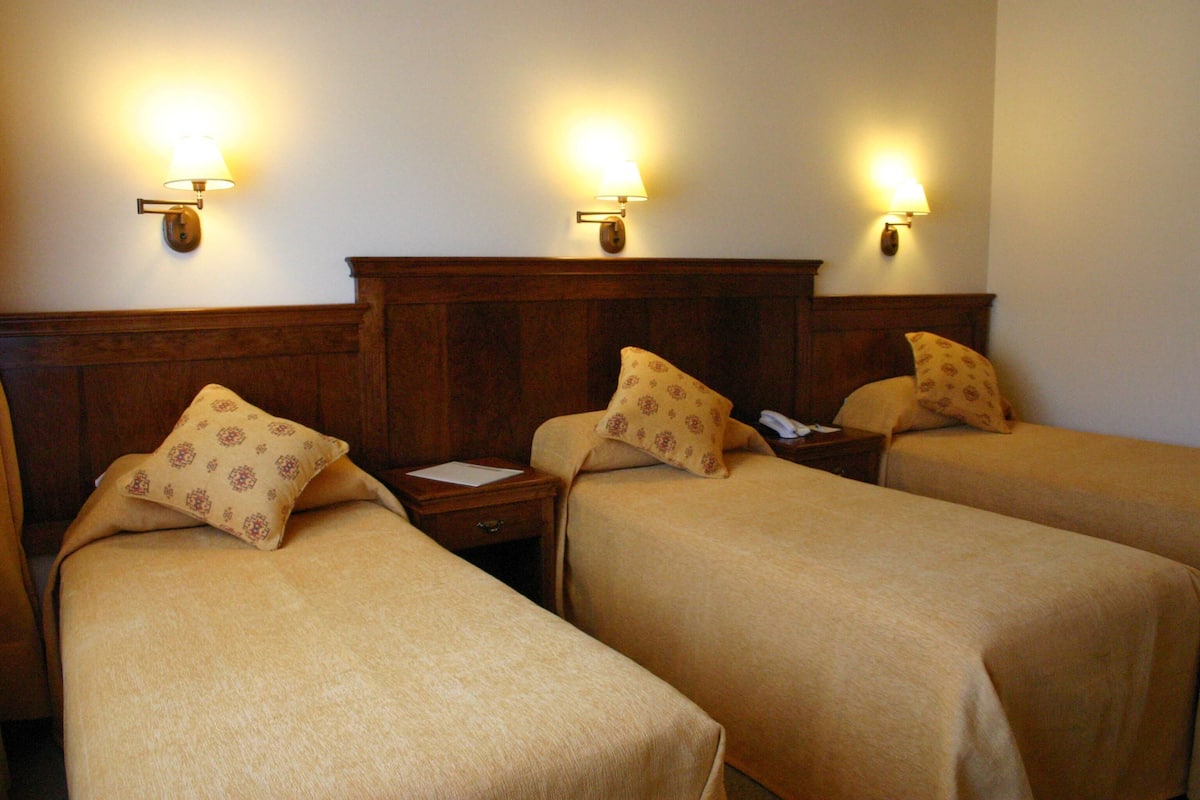 Frigobar, cofres nos quartos, escrivaninha, Wi-Fi de cortesia