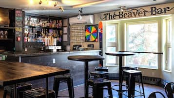 Com espaço para refeições ao ar livre, serve jantares e happy hour