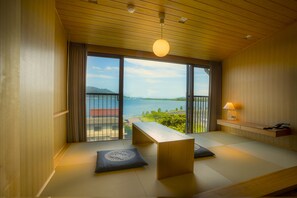 Quarto Básico, não fumadores, vista para o oceano (NEW JPN-western 41㎡) | Cofre no quarto, secretária 