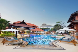 Piscina externa, guarda-sóis, espreguiçadeiras