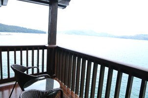 Quarto Quádruplo Deluxe, 2 camas de casal, varanda, vista para o lago | Vista do quarto