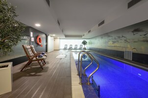 Piscina interior, da(s) 8:00 à(s) 21:00, espreguiçadeiras 