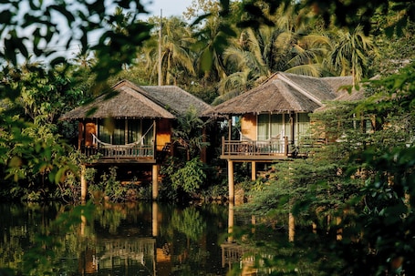 Grand Pond View Cottage (Adults Only) | Edredões de penas, minibar, cofre no quarto . Ban Sainai Resort