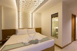 Cofre no quarto, com decoração personalizada, secretária