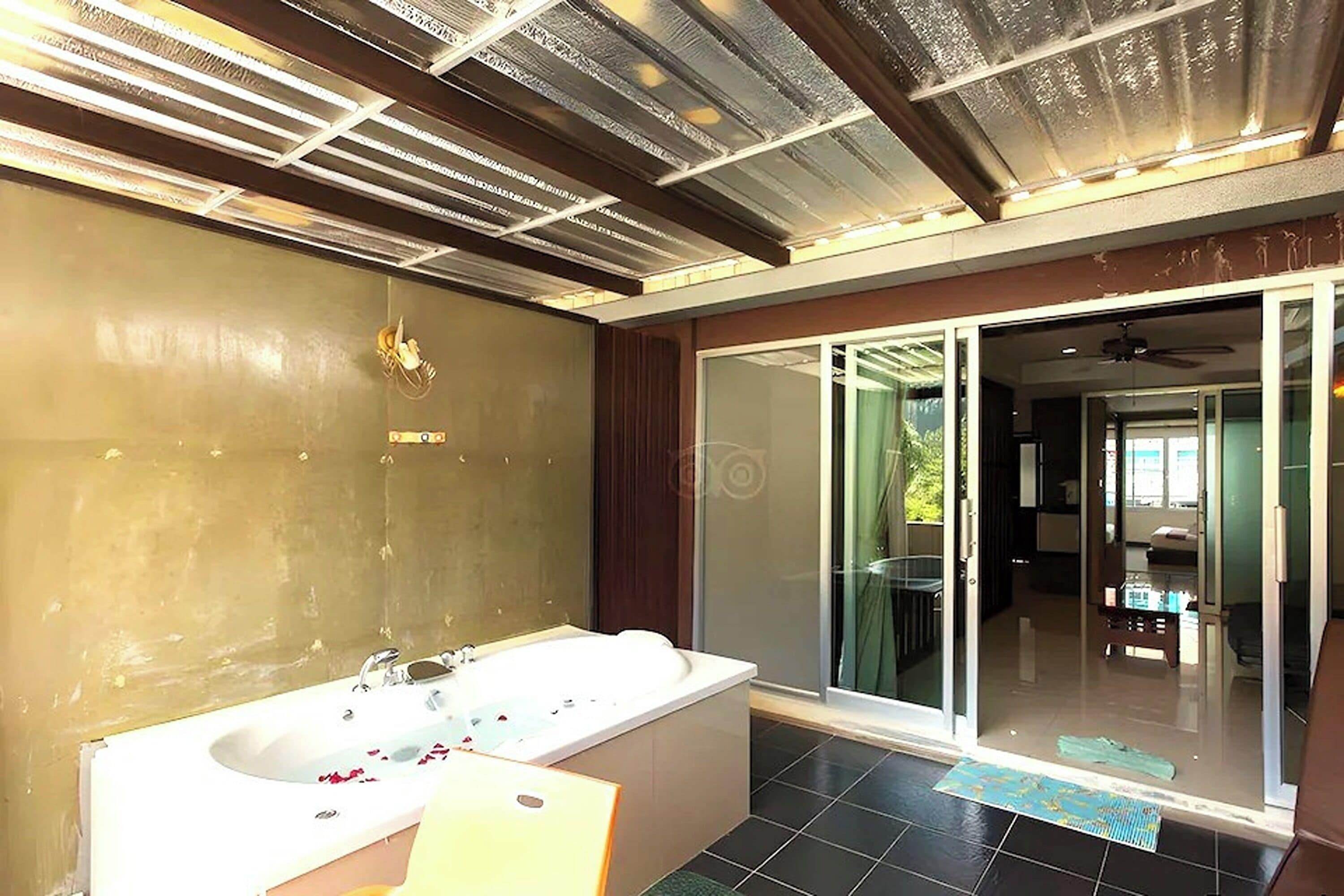 Quarto quádruplo luxo | Escrivaninha, Wi-Fi de cortesia, roupa de cama