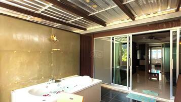 Quarto quádruplo luxo | Escrivaninha, Wi-Fi de cortesia, roupa de cama