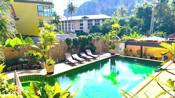 Piscina exterior, espreguiçadeiras