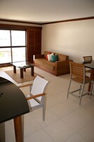 Suite, 1 quarto, vista para o mar | Sala de estar | TV de ecrã plano