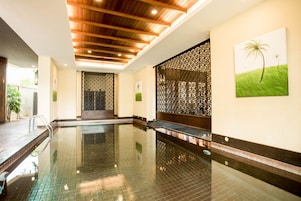 Piscina interior, da(s) 7:00 à(s) 18:00, guarda-sóis, espreguiçadeiras