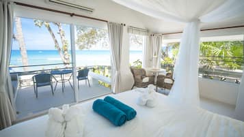 Seafront Bungalow | Cofre no quarto, com decoração personalizada, secretária