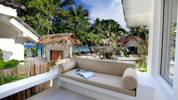 Beachfront Bungalow | Cofres nos quartos, individualmente decorados, escrivaninha