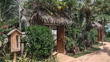 Beachfront Bungalow | Cofres nos quartos, individualmente decorados, escrivaninha
