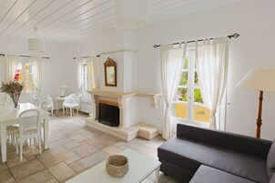 Duplex família, 2 quartos, vista para o mar | Área de estar | TV de plasma