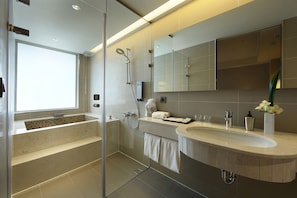 Quarto casal luxo | Banheiro | Chuveiro, secador de cabelo, chinelos, toalhas de banho