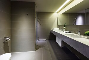 Quarto Quádruplo Deluxe, 2 camas de casal | Casa de banho | Um polibã, um secador de cabelo, chinelos, toalhas fornecidas