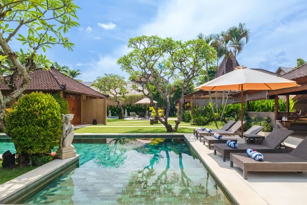 Televisor de ecrã plano de 32 polegadas com canais por cabo