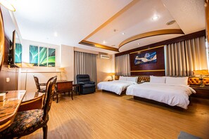 Quarto Quádruplo Deluxe | Edredões de penas, cofre no quarto, Wi-fi grátis 