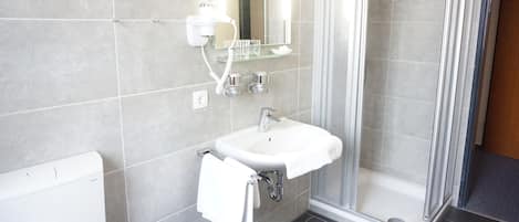 Quarto Twin | Duche na casa de banho