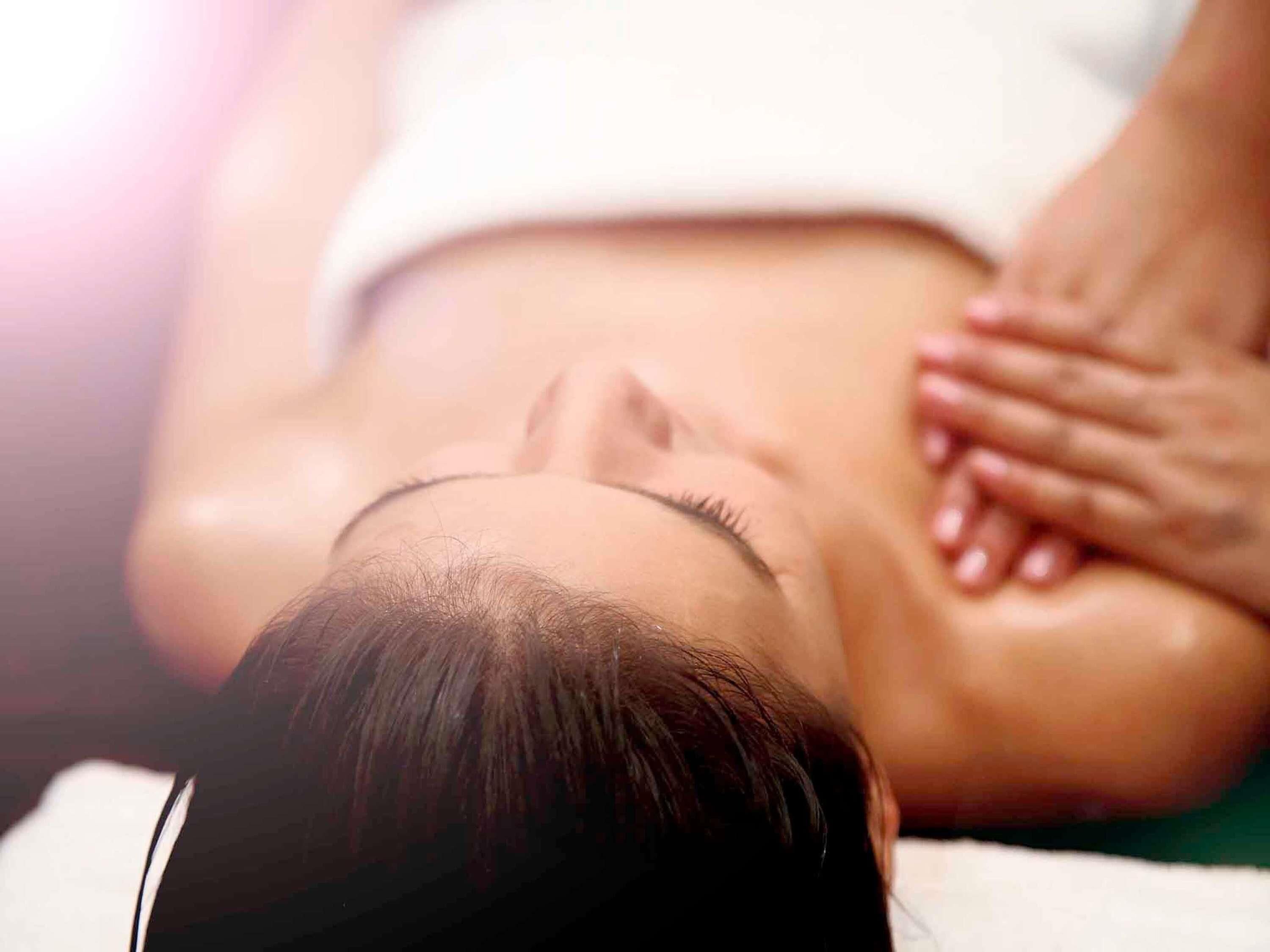 Uma pessoa deitada com a cabeça apoiada num travesseiro, sugerindo um ambiente relaxante.