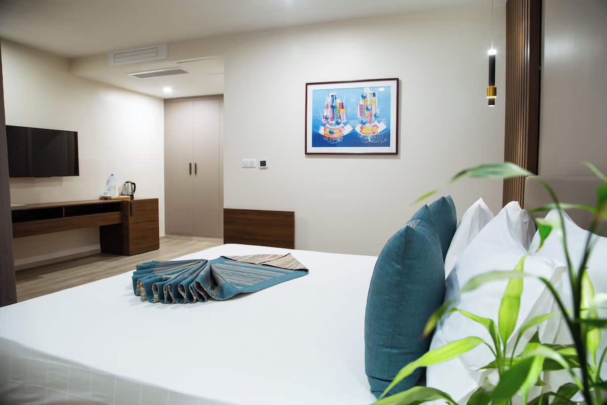 Quarto conforto | Cofres nos quartos, escrivaninha, cortinas blackout