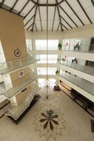 Área de estar no saguão