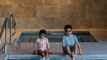 Piscina interna, espreguiçadeiras