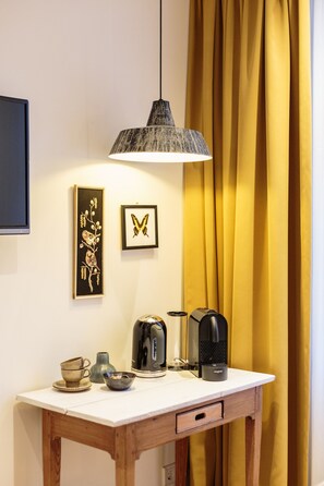 Quarto Duplo, 1 cama de casal | Café e/ou cafeteira