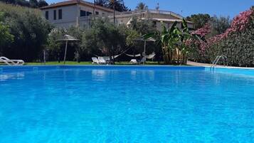 Piscina externa, espreguiçadeiras