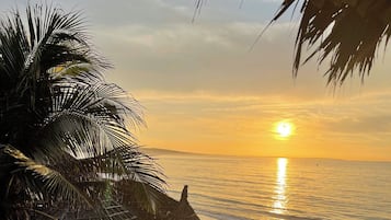 Uma praia privada, espreguiçadeiras