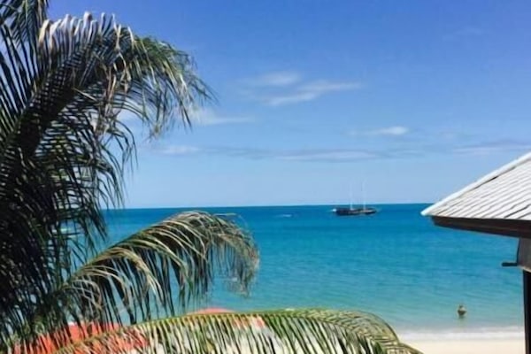 Na praia, espreguiçadeiras, guarda-sóis de praia