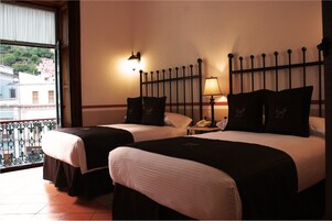 Quarto superior | Cofres nos quartos, escrivaninha, cortinas blackout